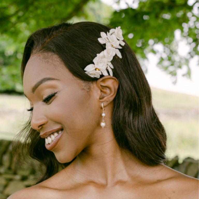 Wedding hair comb with rose flowers and pearls. Handmade combs